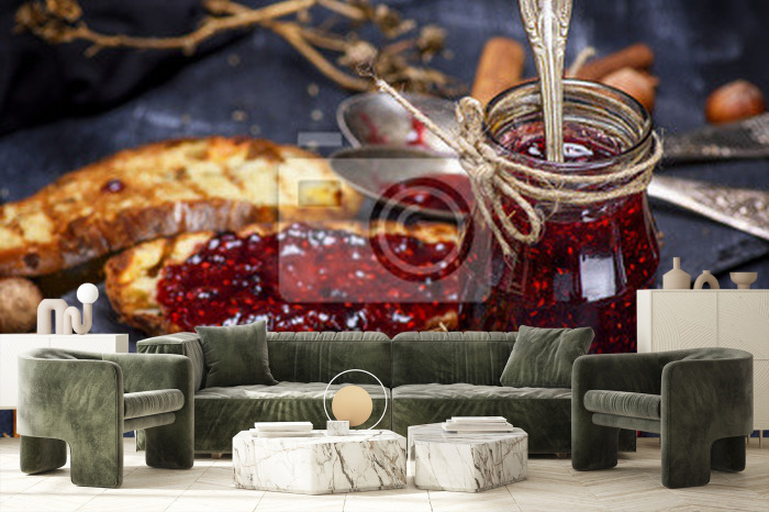 Fototapeta dżem malinowy ze szklanym słojem i kromki białego chleba na ...