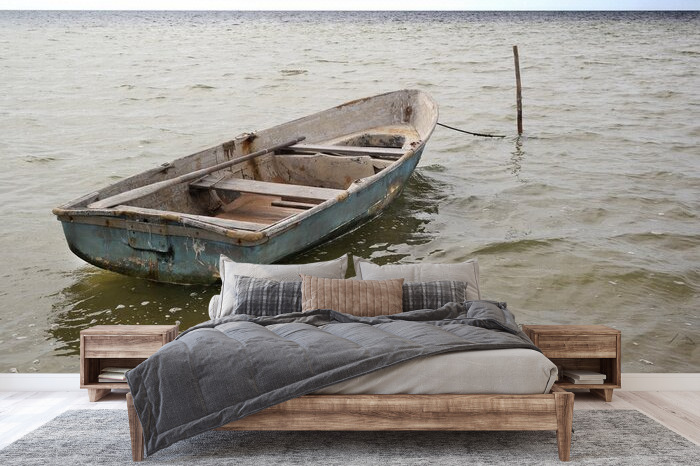 Naklejka Stara łódź rybacka, stojąca na wodzie czekająca na rybaka. na ...